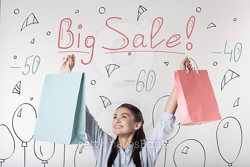 Delighted woman feeling happy because of sales 이미지 (625768652) - 게티이미지뱅크