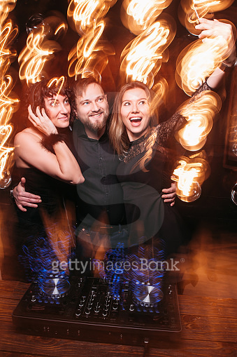 Two girls make selfie with DJ. Long exposure 이미지 (667698098) - 게티이미지뱅크