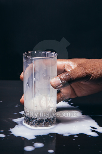 Black hand hold glass, spill white milk on table 이미지 (680059922) - 게티이미지뱅크