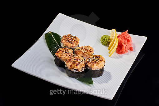 Baked Sushi Roll with crab, eel fish and spicy salmon (675814472) - 게티이미지뱅크