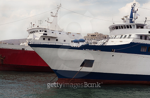 blue and red big ship close-up 이미지 (656304684) - 게티이미지뱅크