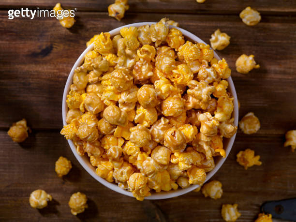 Chicago Style Popcorn, Caramel and Cheddar Mix 이미지 (839992592) - 게티이미지뱅크