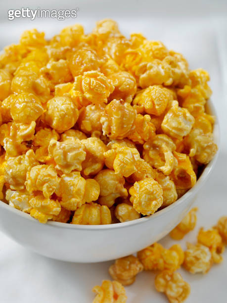 Chicago Style Popcorn, Caramel and Cheddar Mix 이미지 (839996174) - 게티이미지뱅크