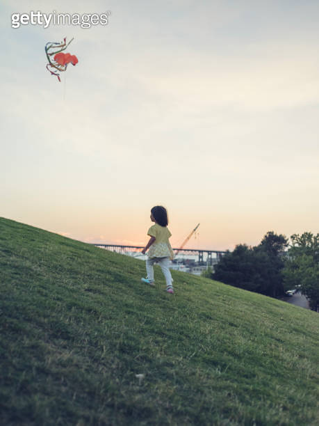 little girl chasing the flying kite at gas works park 이미지 (847576560 ...