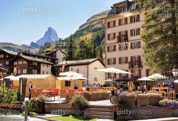Cafe in Zermatt with Matterhorn mountain 이미지 (667848738) - 게티이미지뱅크