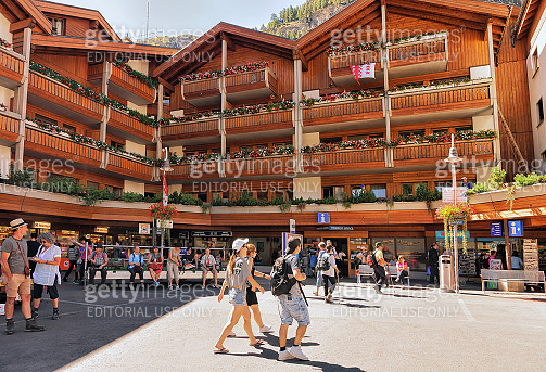 Travelers at tourist information office in City center of Zermatt 이미지 ...