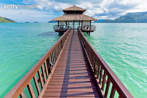 jetty with wooden house (694181268) - 게티이미지뱅크