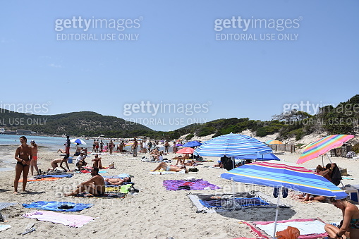 People enjoy the beaches of Ibiza 이미지 (822807584) - 게티이미지뱅크