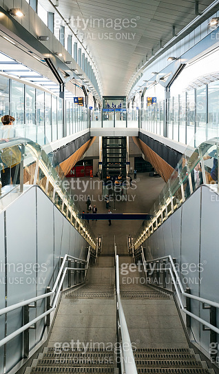 Stairs and escalators at London Bridge railway station 이미지 (883161098 ...