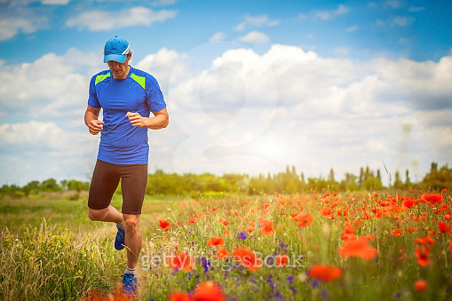 Young man running on poppy field 이미지 (804025096) - 게티이미지뱅크