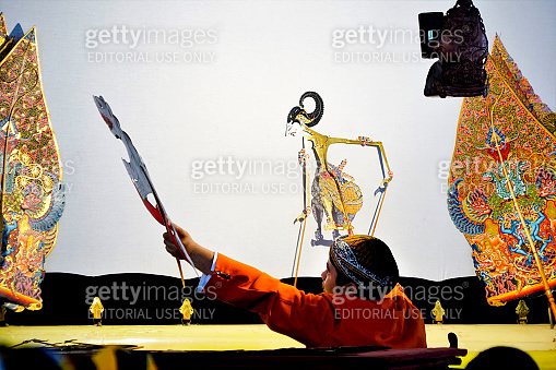 Young puppet master on the show. (859544606) - 게티이미지뱅크
