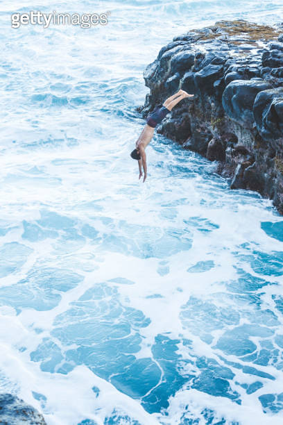 Muscular male dives into foamy ocean waters in Hawaiii 이미지 (854760512 ...