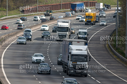 Traffic on British motorway M25 이미지 (667405714) - 게티이미지뱅크