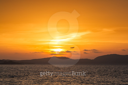 Plane passing through setting sun at Calvi in Corsica 이미지 (643530258 ...
