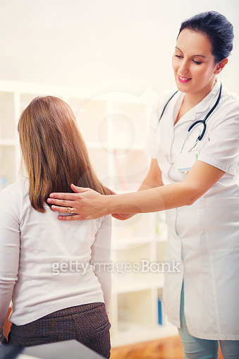 Chiropractor doing adjustment on female patient 이미지 (636346566) - 게티이미지뱅크