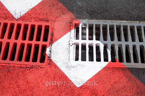 Drain grates on the road 이미지 (654370000) - 게티이미지뱅크