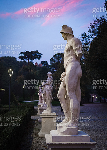 Classical statues at sunset in the public gardens. 이미지 (886506914) - 게티 ...