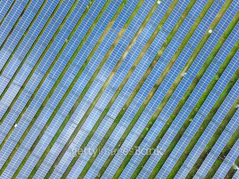 Utility Scale Solar Farm Aerial View (630624444) - 게티이미지뱅크