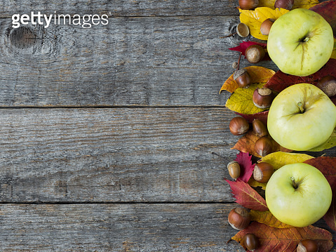 Autumn background with dry leaves, nuts, acorns cinnamon spices on wooden table. Copy space 이미지 ...