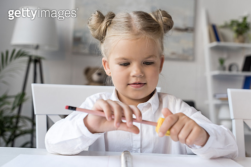 child sharpening pencil 이미지 (844405742) - 게티이미지뱅크