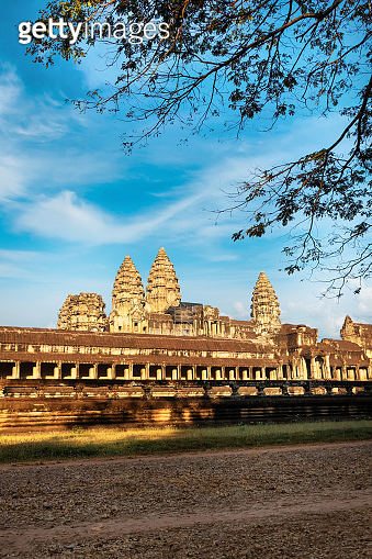 Side Front view of Angkor wat temple in Cambodia (873177018) - 게티이미지뱅크