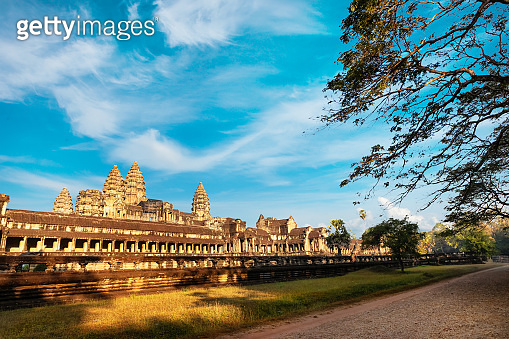 Side Front view of Angkor wat temple in Cambodia (873176770) - 게티이미지뱅크