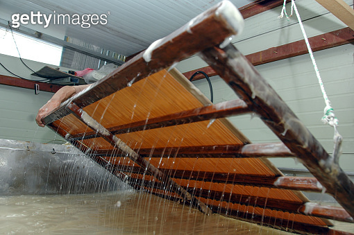 Making Hanji(Korean traditional paper) 이미지 (823683422) - 게티이미지뱅크