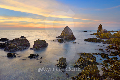 Wave sea sunset rock tower (804988996) - 게티이미지뱅크