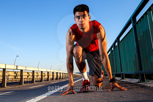 Portrait of young athlete man ready to have a good running start. 이미지 ...