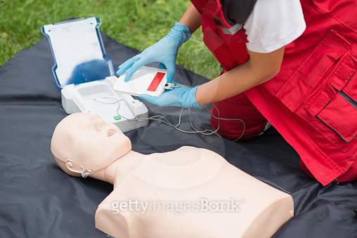 Using defibrillator in CPR first aid training (637987798) - 게티이미지뱅크