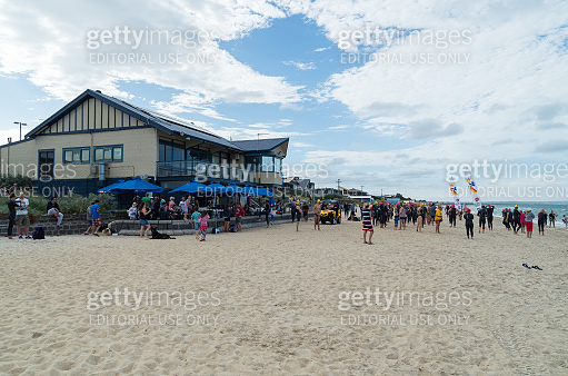 Edithvale Life Saving Club on Port Phillip Bay in Melbourne (860867478 ...