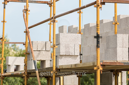 Scaffolding on building site with piles of blocks 이미지 (823394482) - 게티이미지뱅크