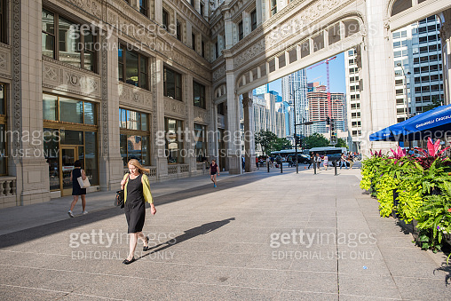 Young woman commuting home downtown Chicago 이미지 (838399136) - 게티이미지뱅크
