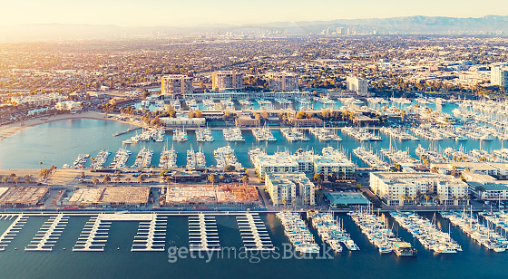 Aerial view of the Marina del Rey harbor in LA (656783854) - 게티이미지뱅크