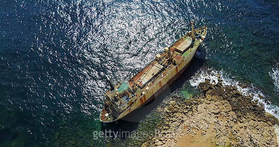 Old ship after the accident. Mediterranean Sea. seascape with birds 이미지 ...