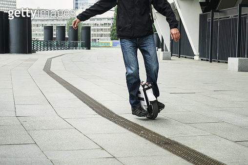 man on self balancing one wheel scooter in the city 이미지 (895507484 ...