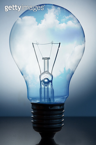Close up of big light bulb standing with bright blue sky in it 이미지 ...