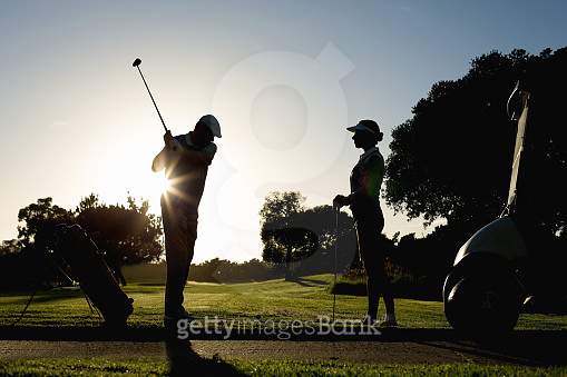 Golfing couple teeing off for the day 이미지 (692000970) - 게티이미지뱅크