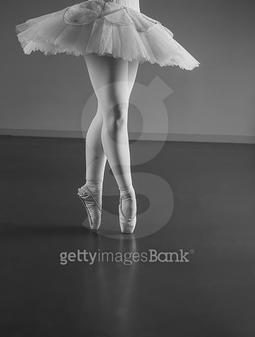 Graceful ballerina standing en pointe (816910156) - 게티이미지뱅크