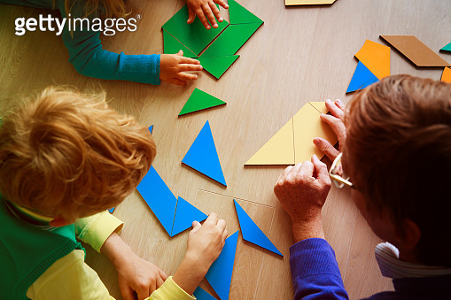 teacher and kids playing with geometric shapes 이미지 (871509614) - 게티이미지뱅크