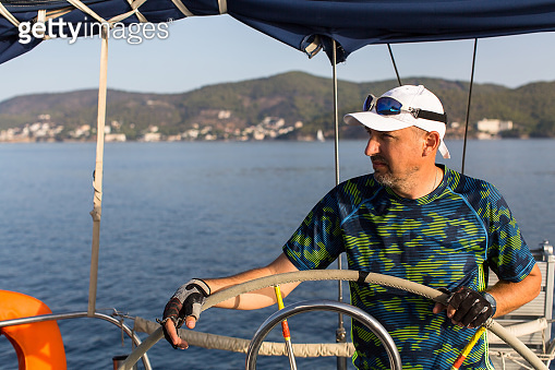 Man skipper during in the yachts boat race (629952936) - 게티이미지뱅크