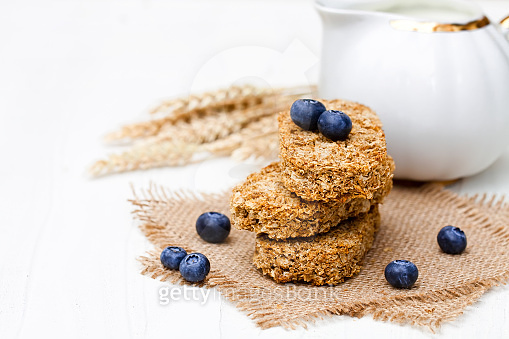 Wholegrain wheat bisks with milk and blueberry 이미지 (701068948) - 게티이미지뱅크
