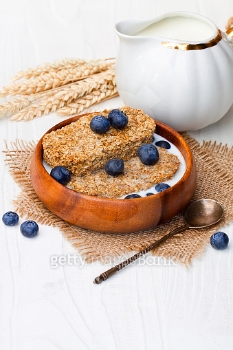 Wholegrain wheat bisks with milk and blueberry (701068858) - 게티이미지뱅크