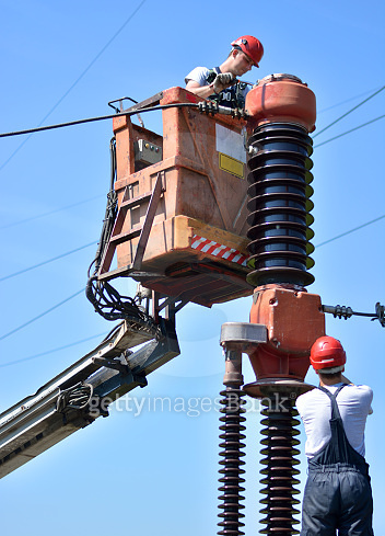 Two electricians working in substation 이미지 (627746810) - 게티이미지뱅크