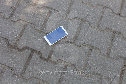 Phone with broken screen lying on the pavement 이미지 (691377086) - 게티이미지뱅크