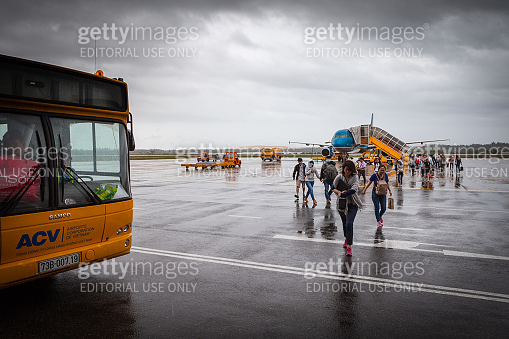 people walking across airport board without waiting for shuttle bus 이미지 ...