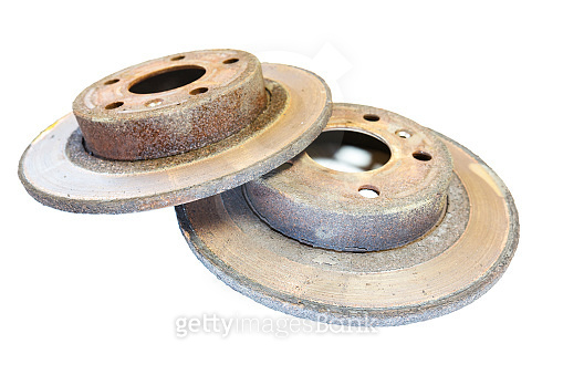 Excessively used rusty brake discs (645841342) - 게티이미지뱅크