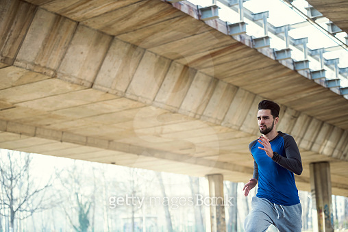 Man Runner Under Bridge in the City 이미지 (647098988) - 게티이미지뱅크