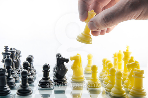 Chess player makes a move the white queen 이미지 (647724436) - 게티이미지뱅크