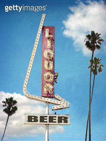 liquor and beer store sign 이미지 (898812496) - 게티이미지뱅크